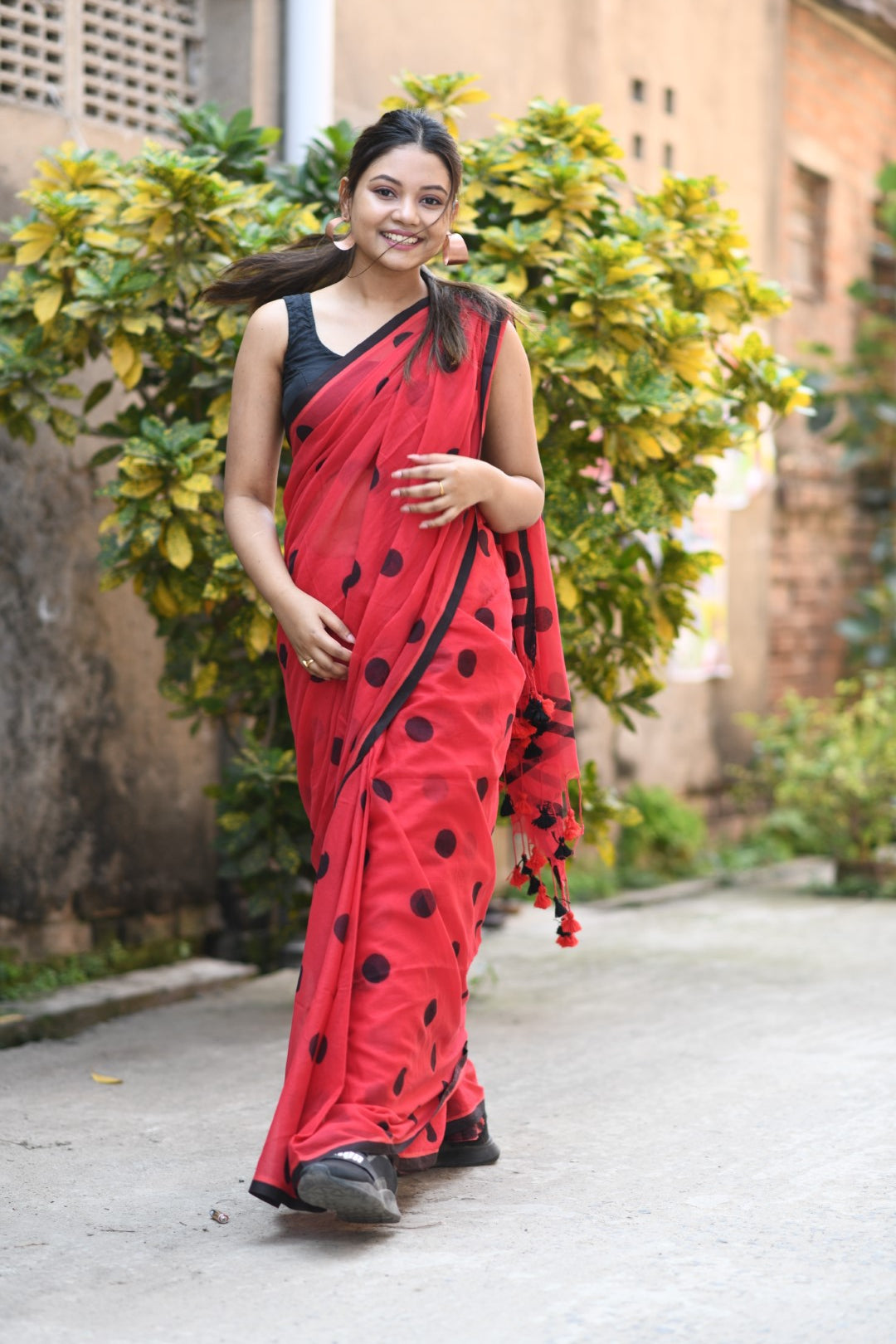 BLACK POLKA DOTS – PRIYANGI